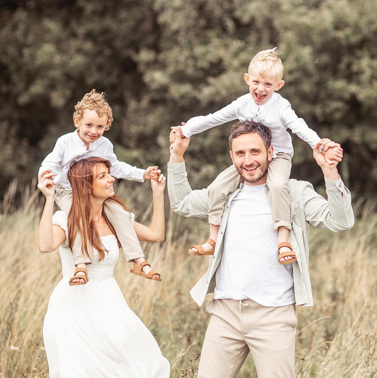 10 Outdoor Family Photoshoot Ideas: Capture Memorable Pictures For Family - Fast Clipping Path ...