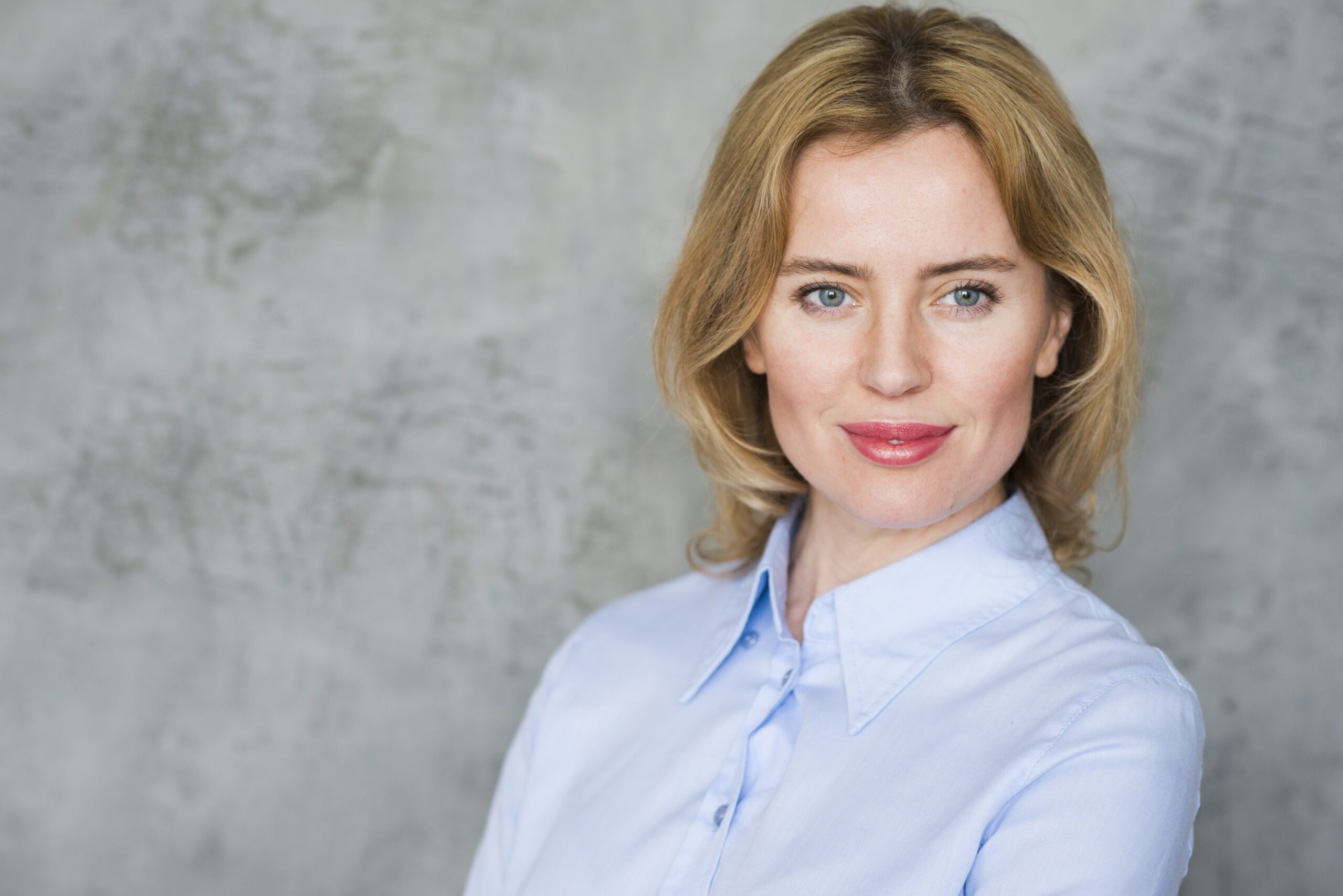 What to Wear for Professional Headshots Female? Expert Tips Inside ...